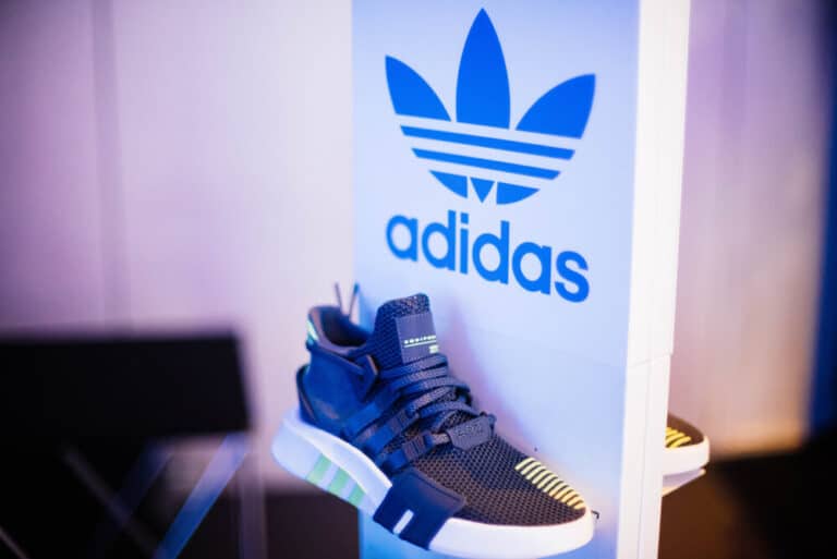 A Complete List of 25 Fast Fashion Brands to Avoid and Why