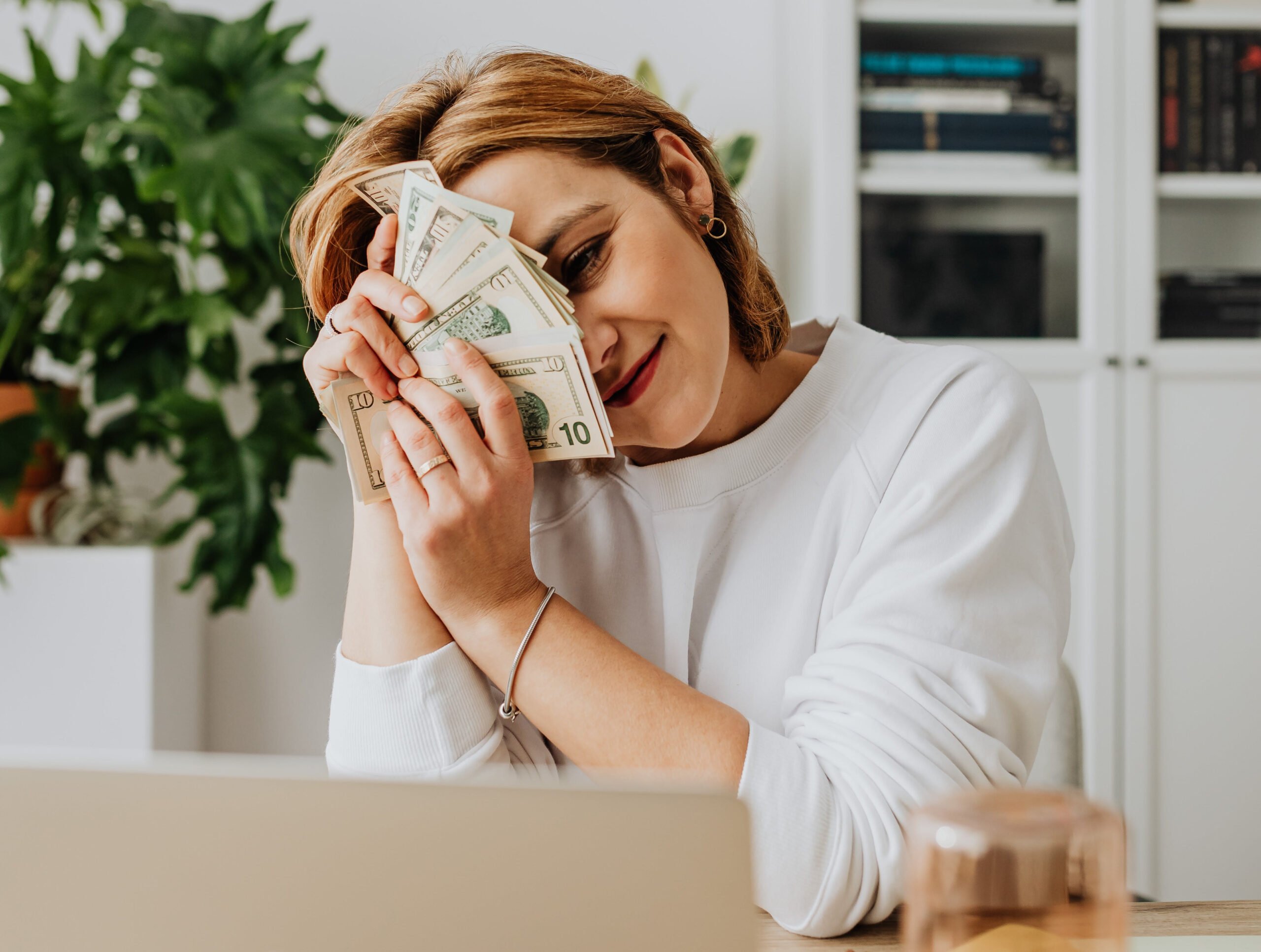 10 Warning Signs of a Money-Hungry Person